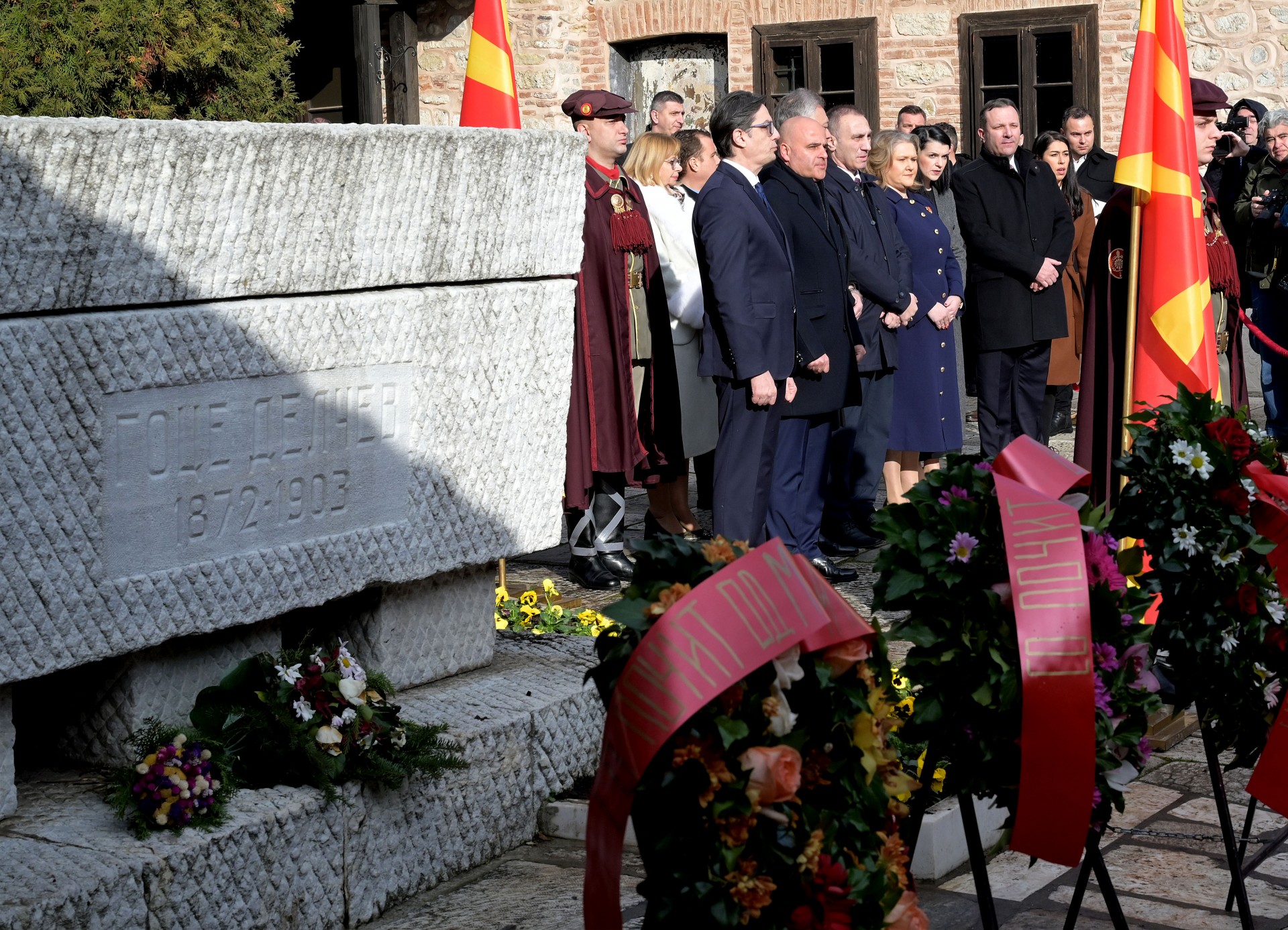 ПОЧИТ КОН ВЕЛИКАНОТ ГОЦЕ ДЕЛЧЕВ Се поклони владината делегација ФОТОГАЛЕРИЈА