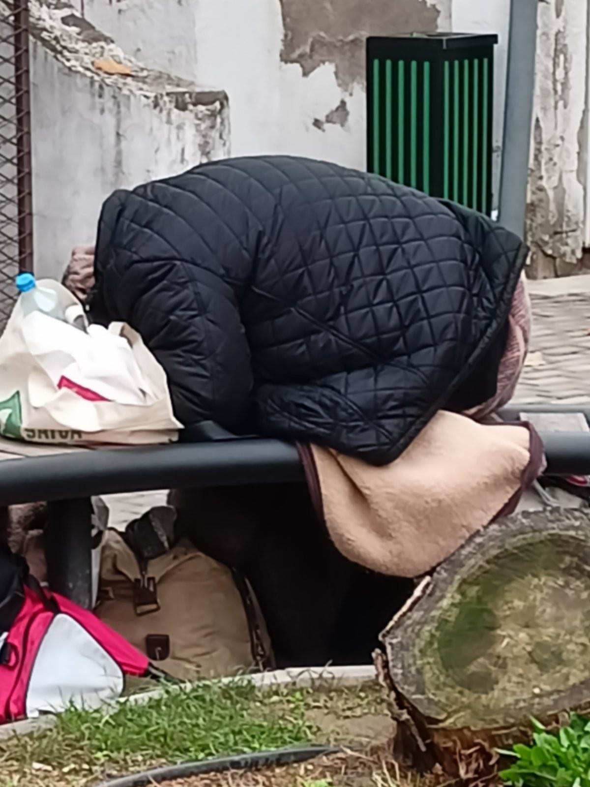 „ЌЕ УМРЕ АКО НЕ ЈА ЗГРИЖАТ БЕЗДОМНАТА СКОПЈАНКА УШТЕ Е НА КЛУПАТА“ Знаат и Министертвото за