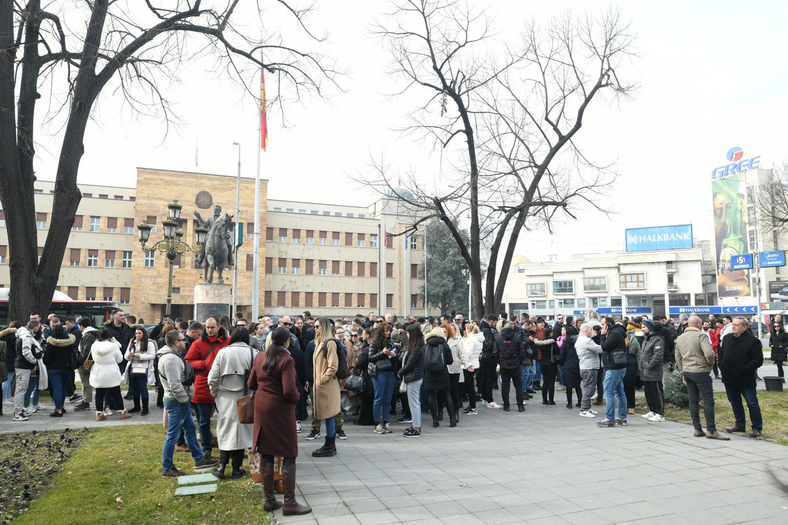 „Бидете претседател на сите граѓани не дозволувајте да нѐ избркаат од Македонија “ Отворено