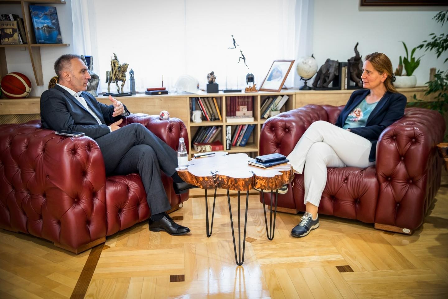 ДАЛИ ГРУБИ СЕ ОБИДУВА ДА ГИ „ИСПЕГЛА“ ОДНОСИТЕ СО ГРЦИЈА Беше на средба со грчката амбасадорка